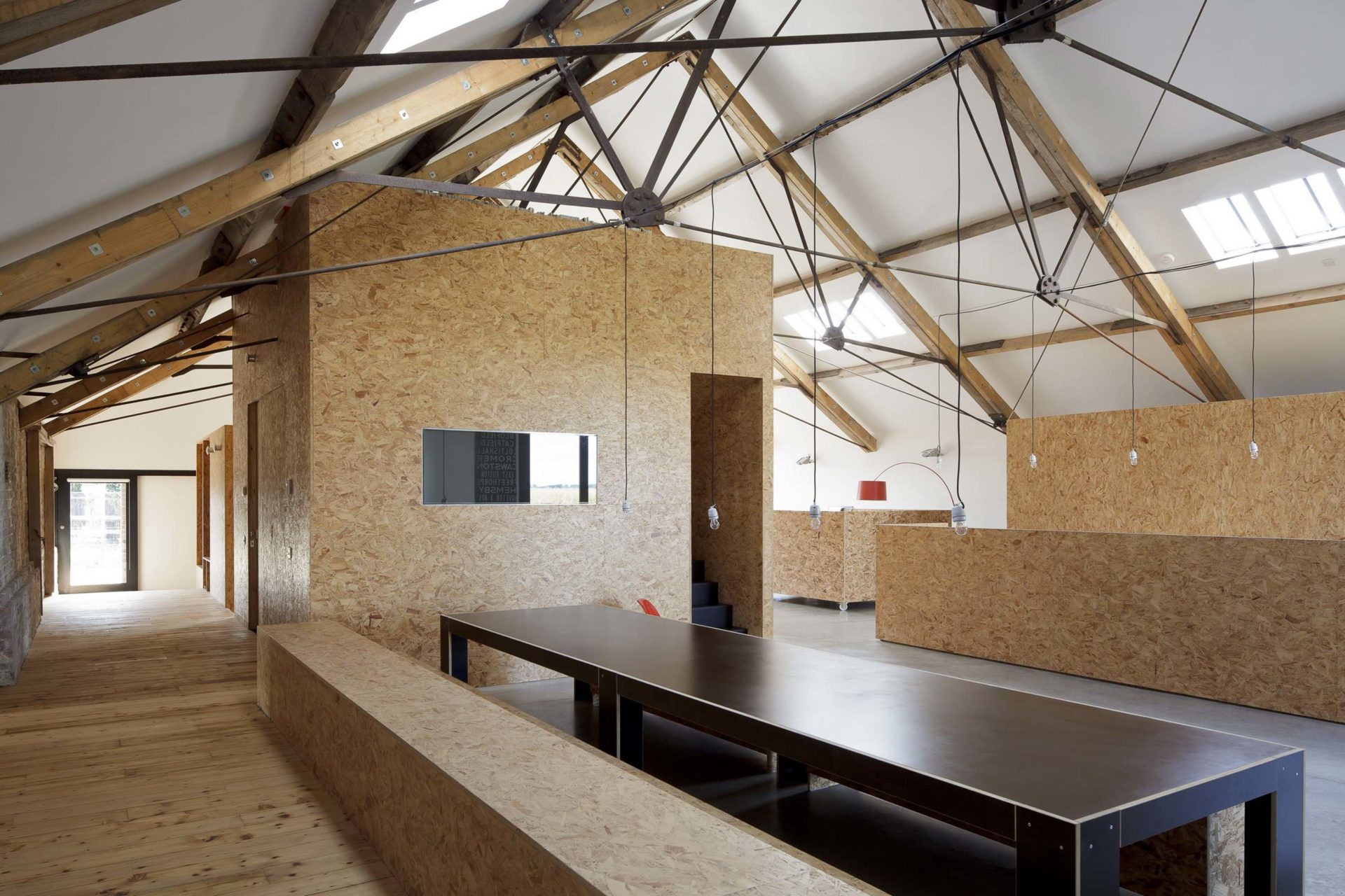 Aménagements en OSB dans une grange transformée en loft