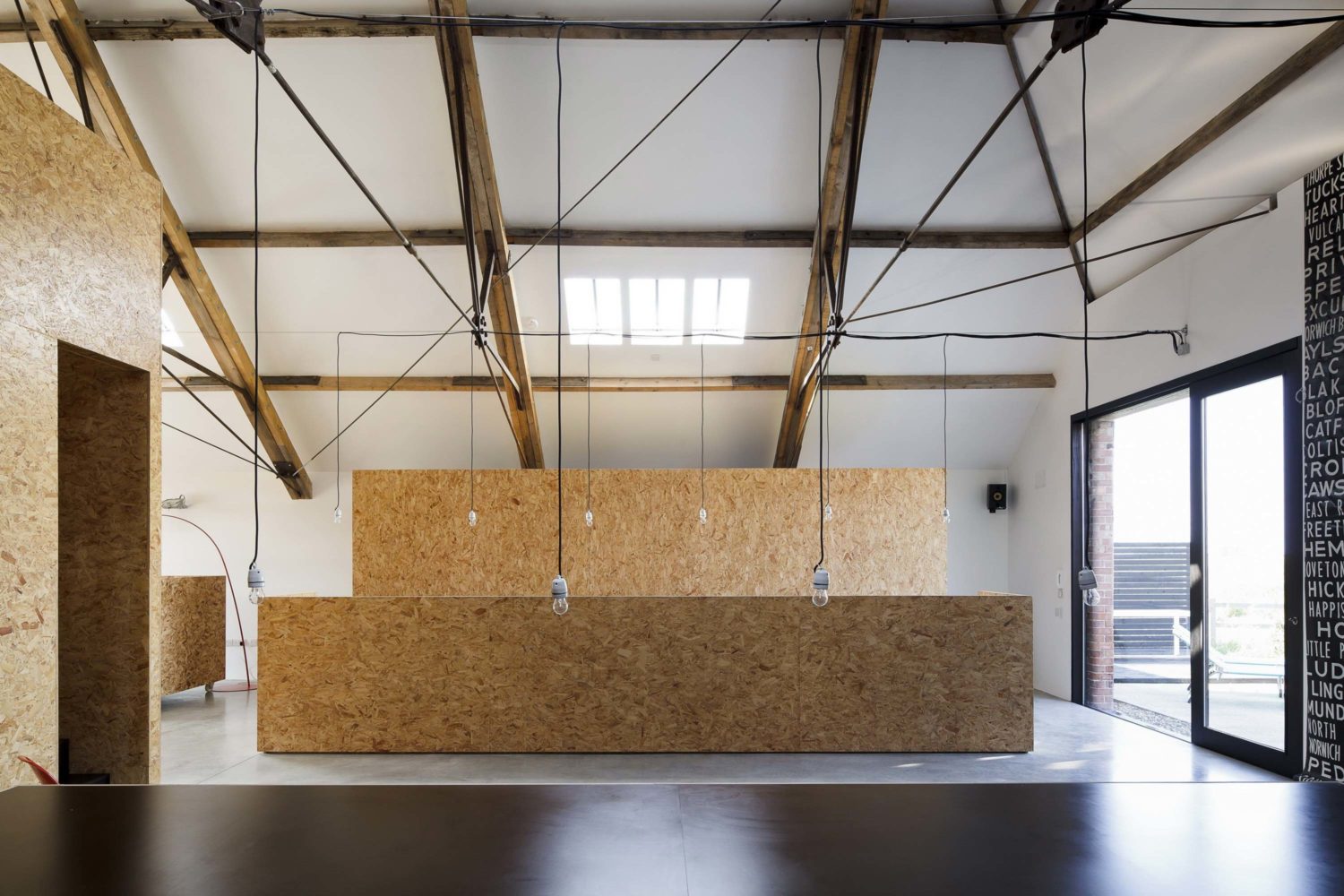 Aménagements en OSB dans une grange transformée en loft