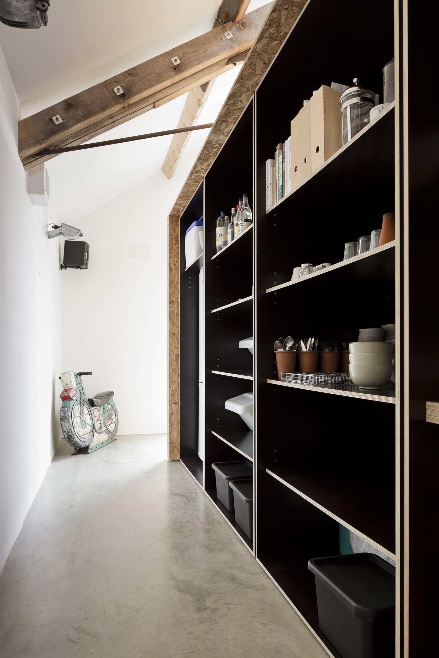Aménagements en OSB dans une grange transformée en loft