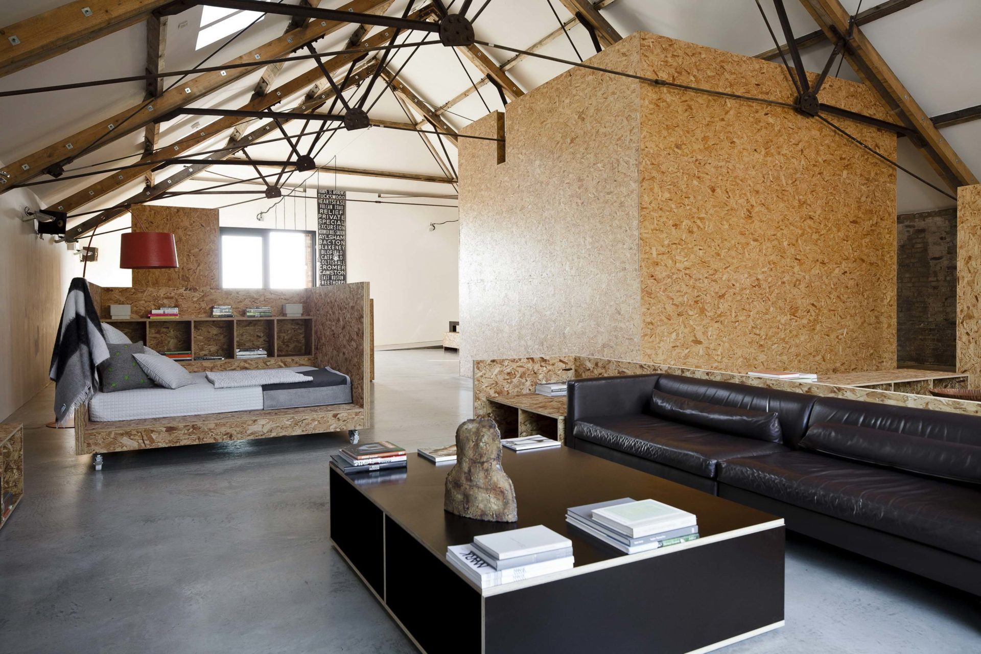 Aménagements en OSB dans une grange transformée en loft