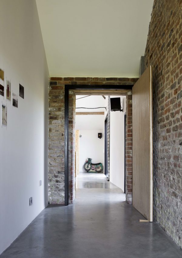 Aménagements en OSB dans une grange transformée en loft