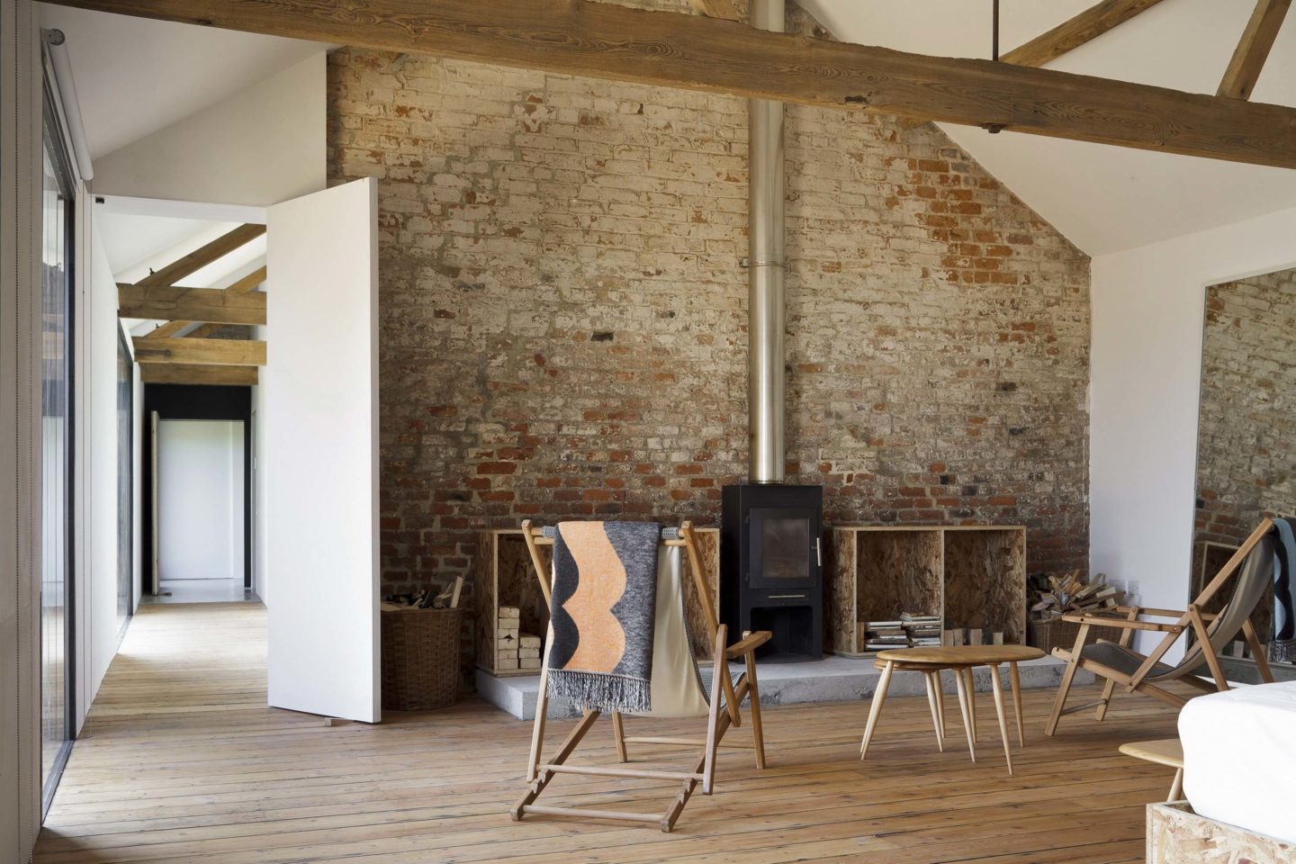 Aménagements en OSB dans une grange transformée en loft