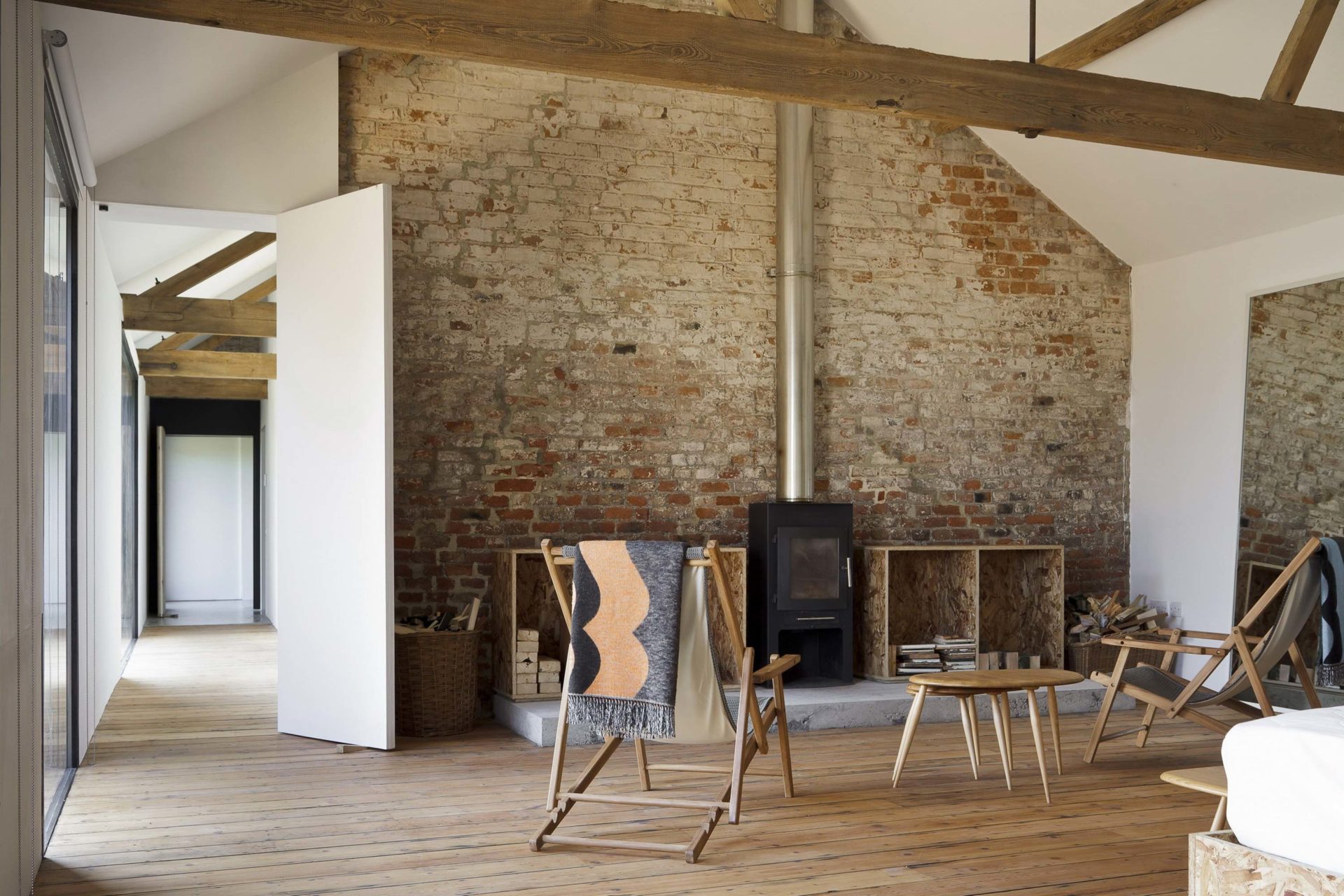 Aménagements en OSB dans une grange transformée en loft