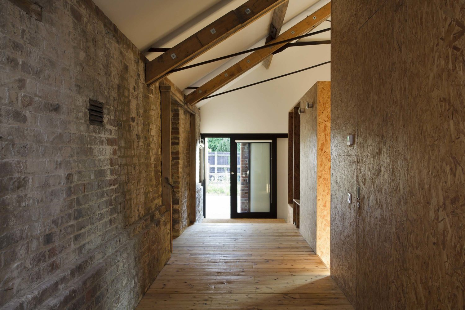 Aménagements en OSB dans une grange transformée en loft