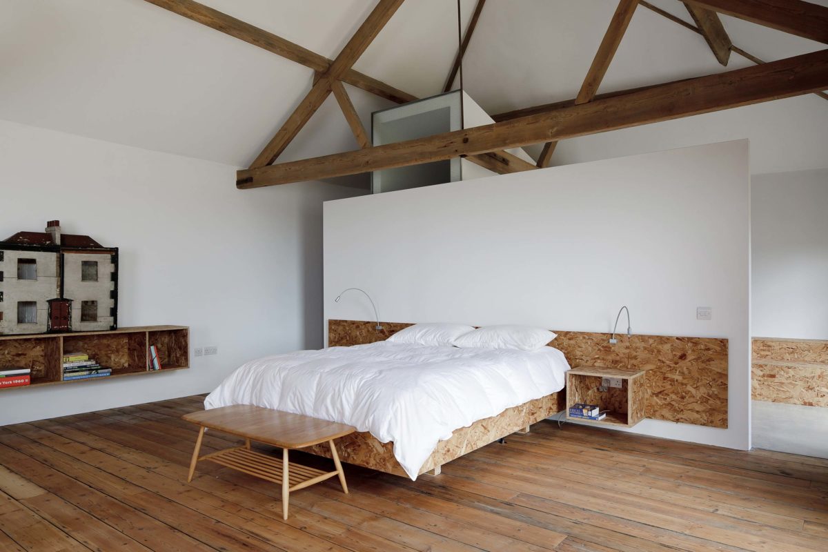 Aménagements en OSB dans une grange transformée en loft