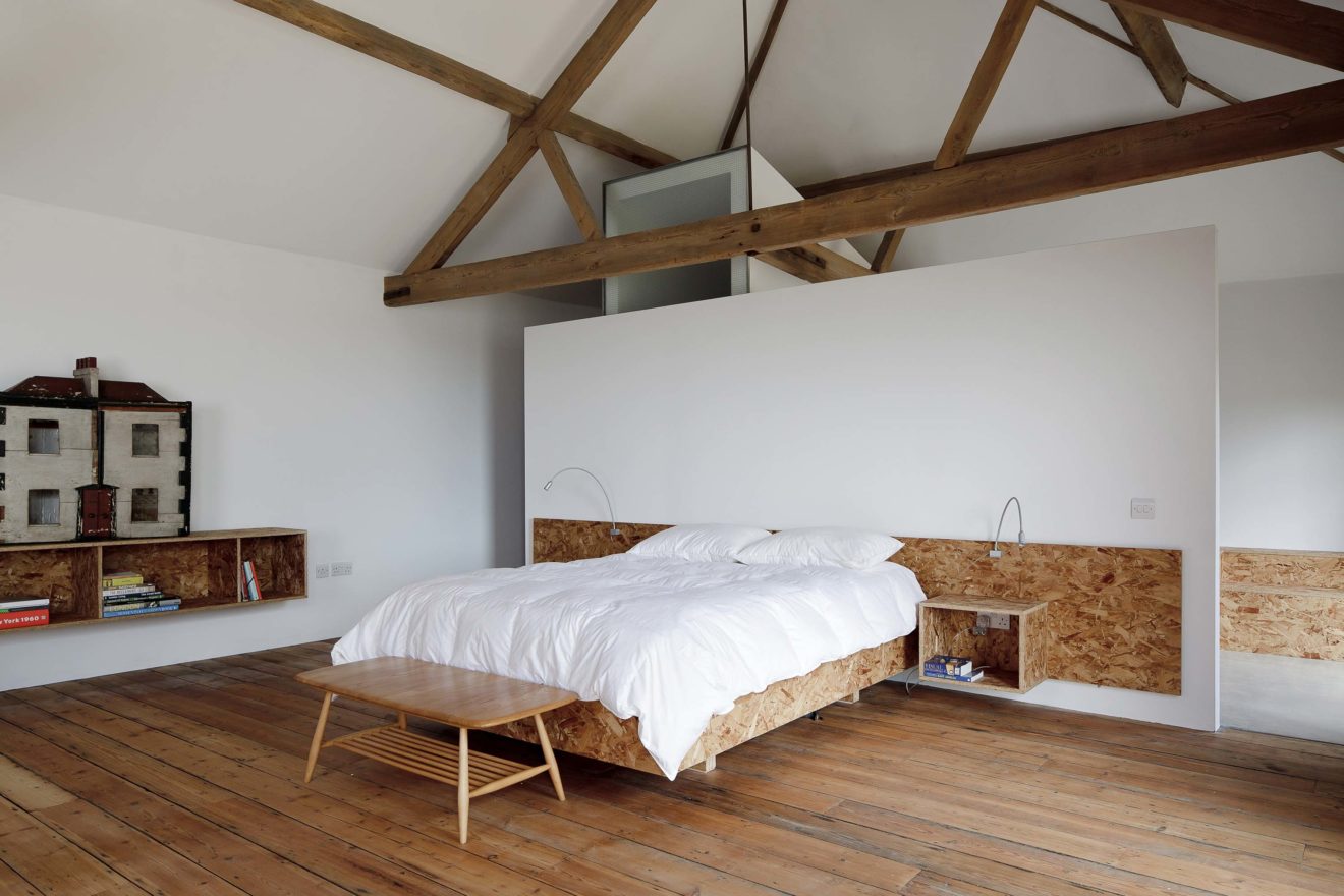 Aménagements en OSB dans une grange transformée en loft