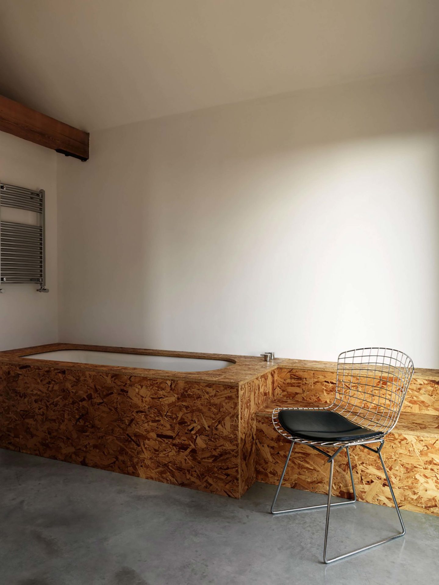 Aménagements en OSB dans une grange transformée en loft