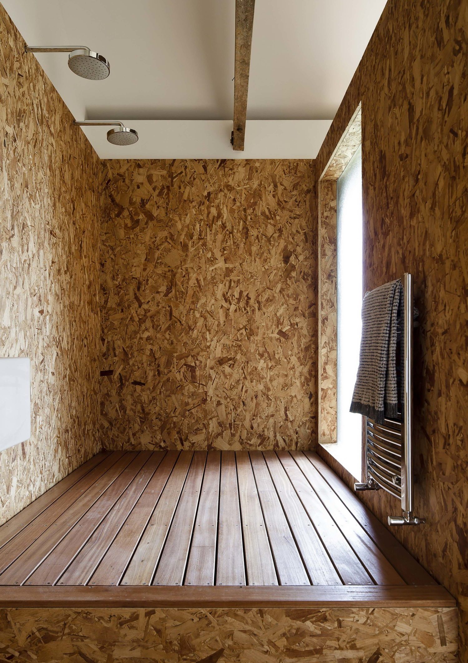 Aménagements en OSB dans une grange transformée en loft