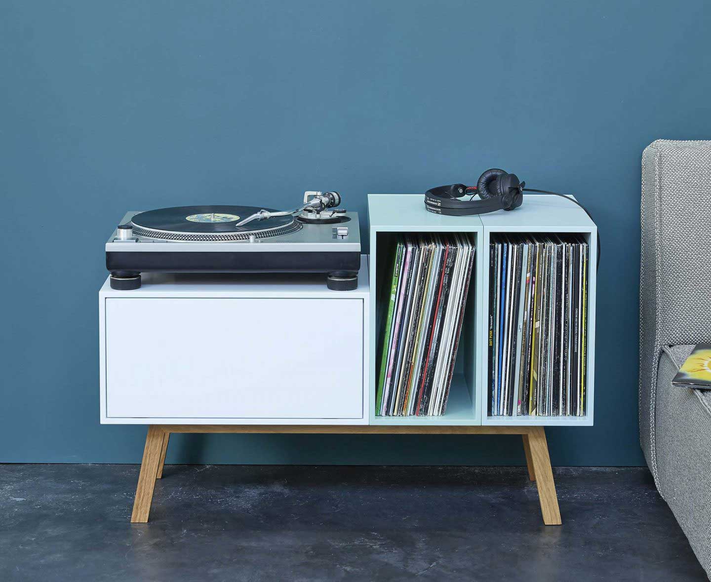 51 meubles pour le rangement des vinyles et d'une platine