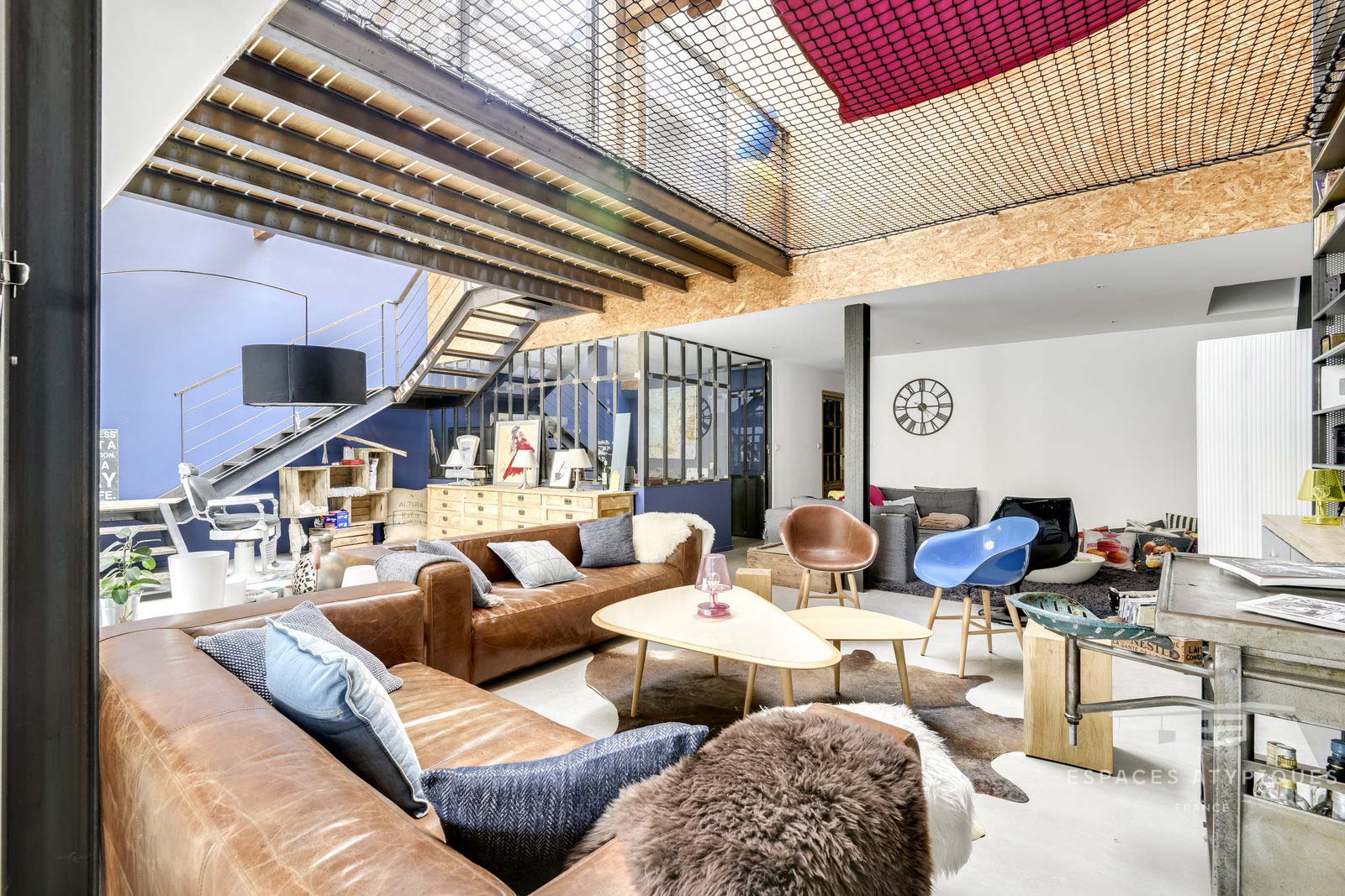 3 lofts aménagés avec un filet d'habitation