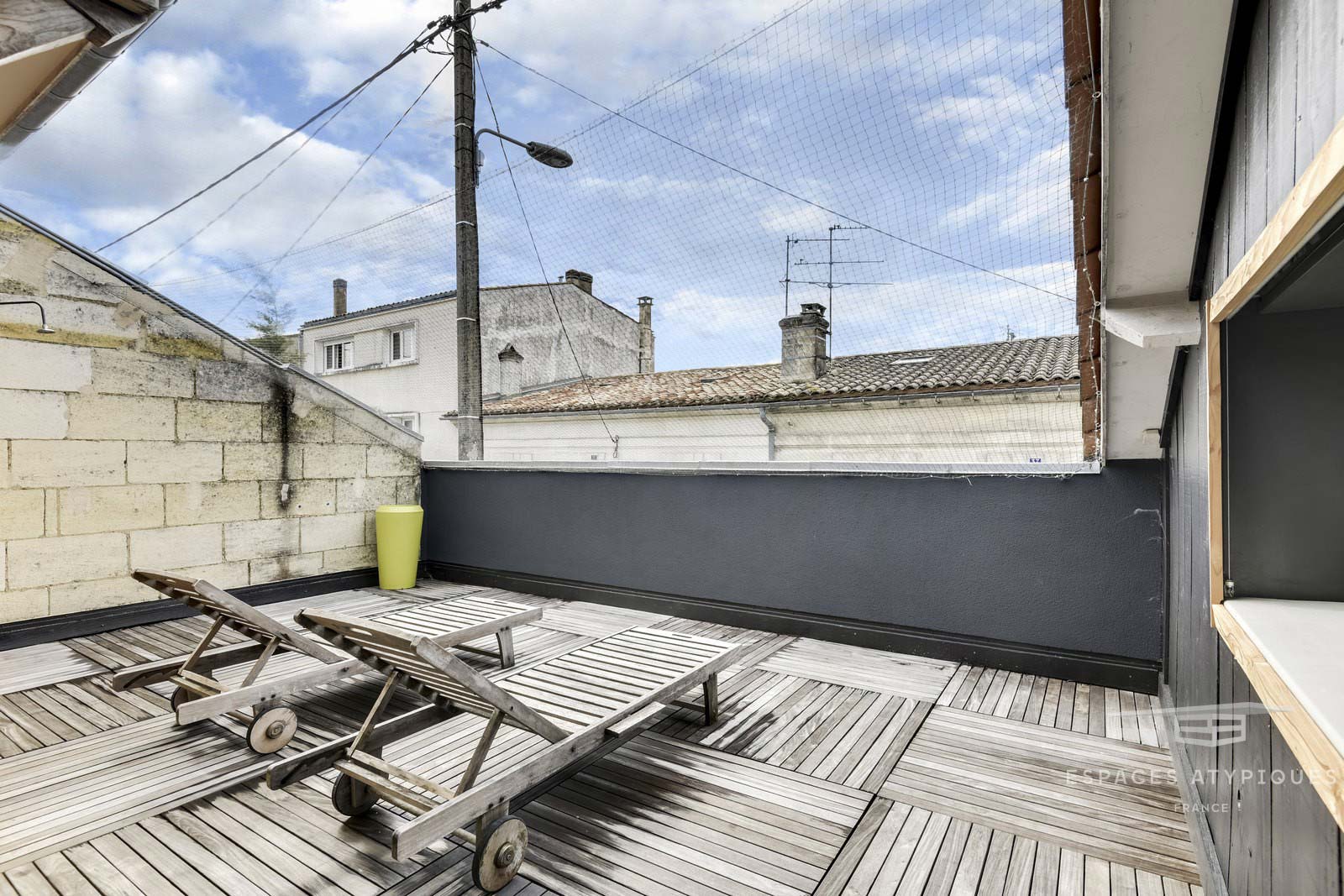 3 lofts aménagés avec un filet d'habitation