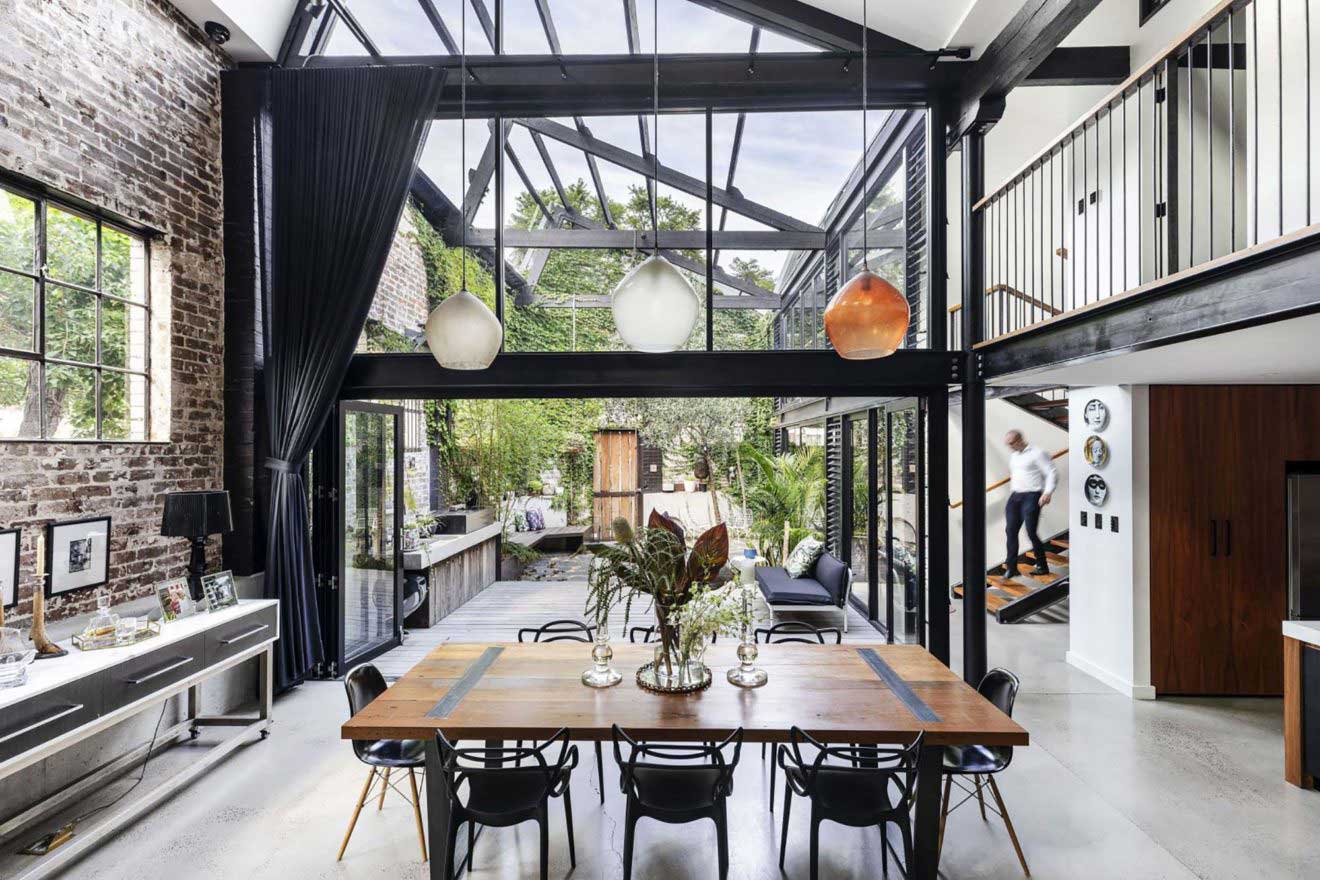 Fusion entre intérieur et extérieur dans un loft industriel