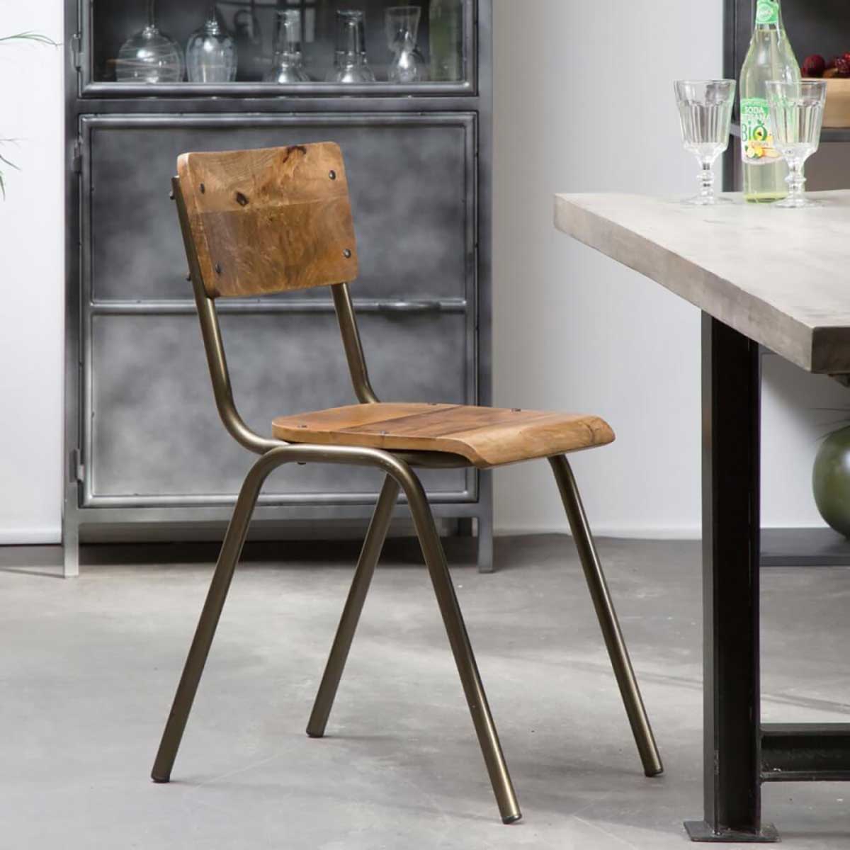Chaise industrielle : 21 idées déco en métal et bois