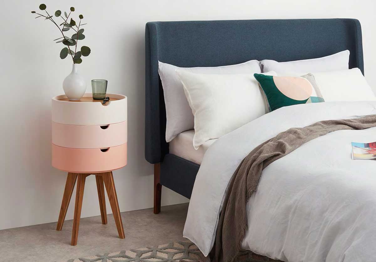 Table de chevet ronde : 18 idées déco pour votre chambre