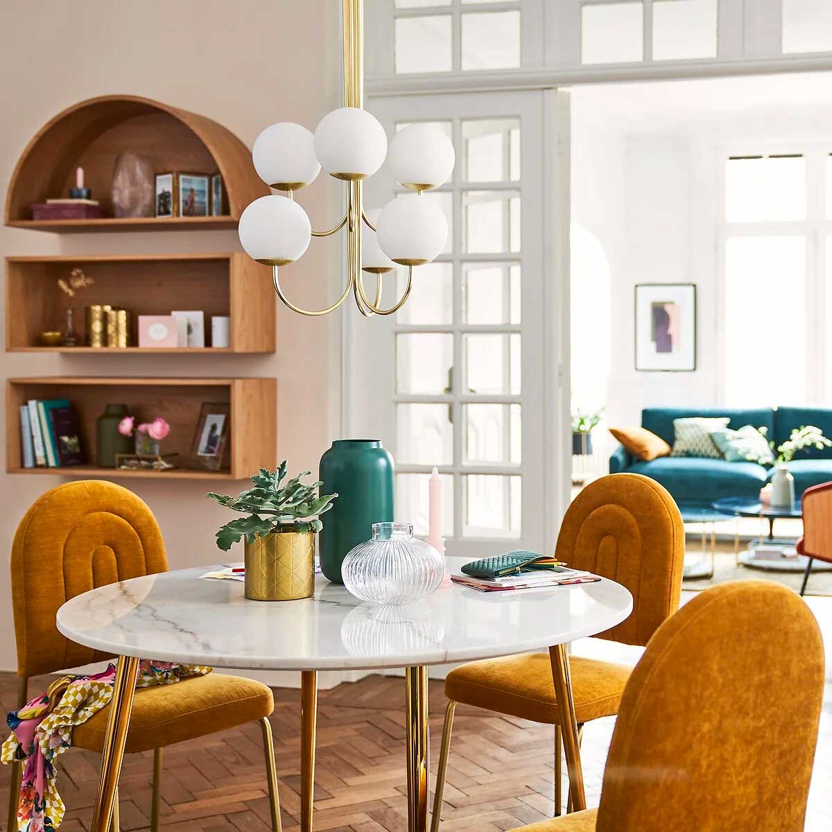 Chaise en velours : 20 idées déco pour la salle à manger