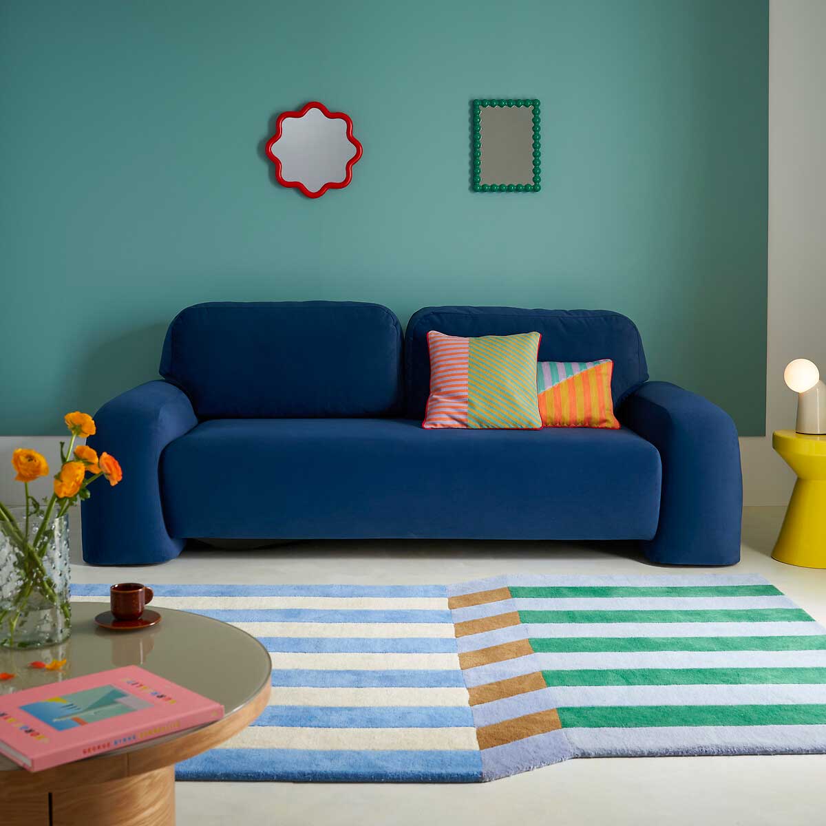 Canapé bleu : 29 idées déco pour sublimer votre salon